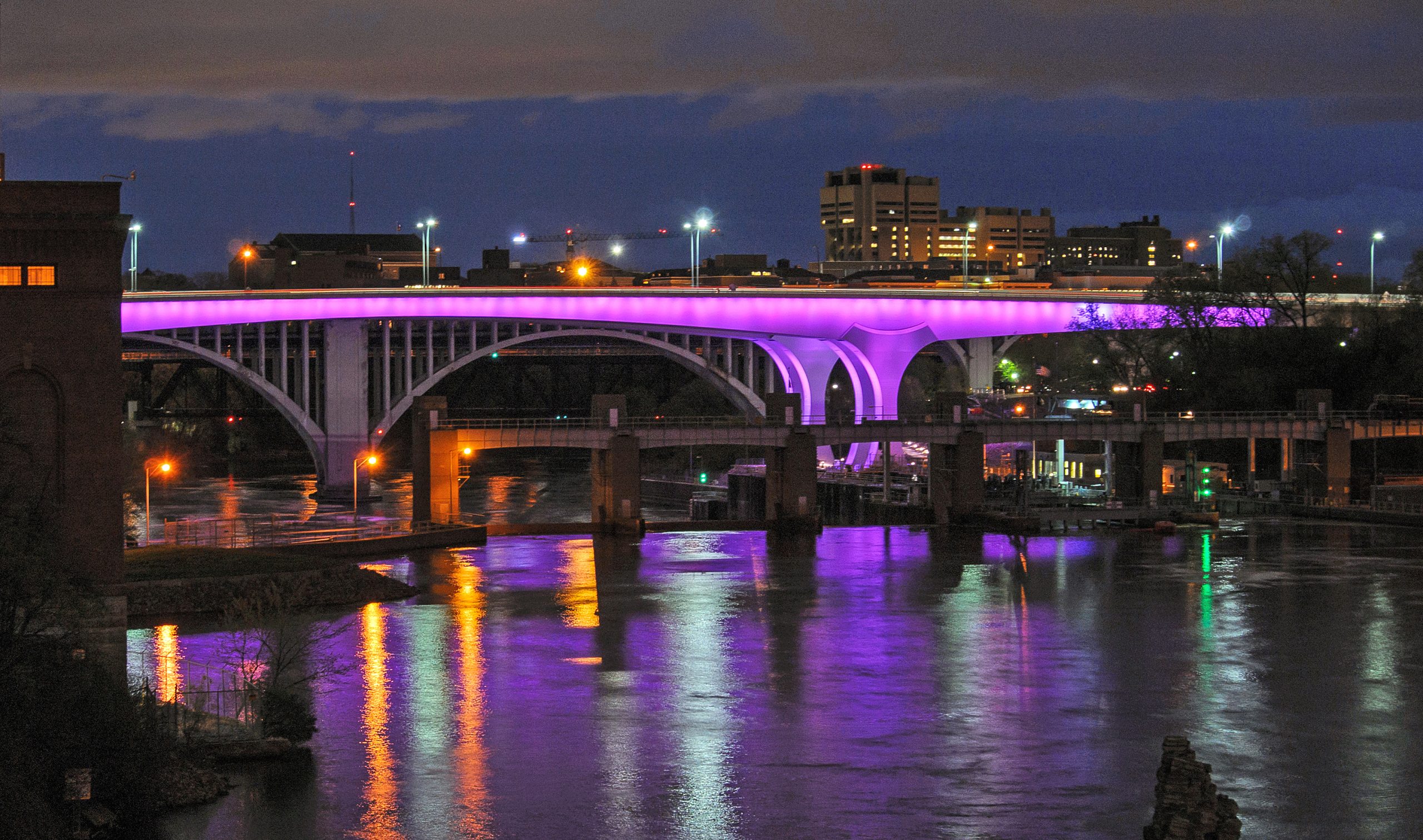 Minnesota landmarks light up in purple to honor victims of COVID-19 ...